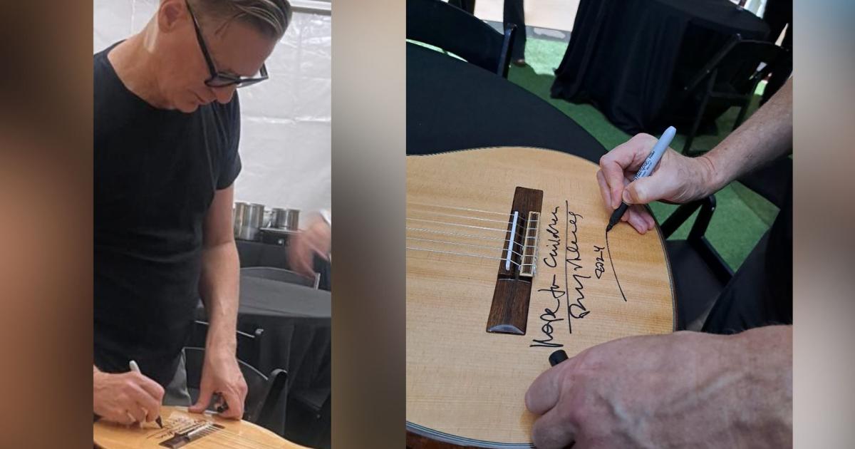 Ο Bryan Adams υπογράφει κιθάρα για δημοπρασία υπέρ του Hope For Children